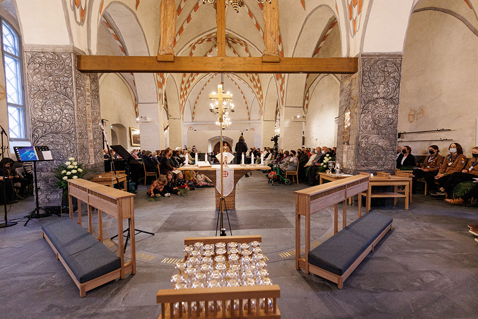 Alttari keskelle ja siirrettävät tuolit — uudistuksia vanhoihin ...